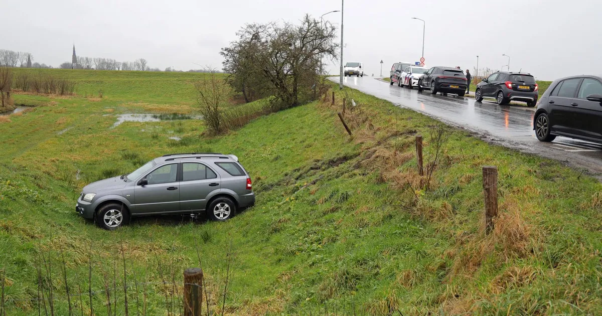Aanrijding op de Valkenvoortweg in Waalwijk: auto eindigt onderaan talud