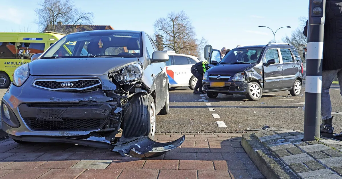 Botsing op Ambrosiusweg in Waalwijk: flinke schade, maar geen gewonden