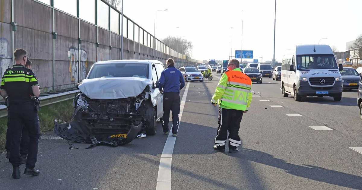 Ongeval op A59 bij Waalwijk: bestelbus rijdt achterop vrachtwagen