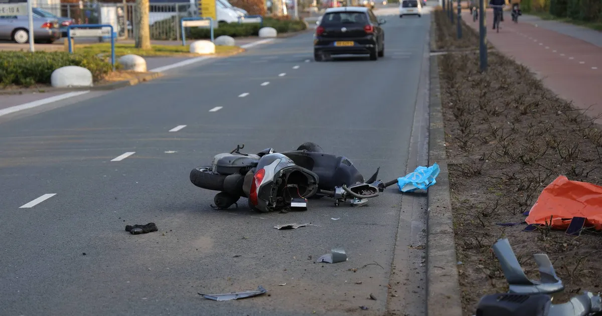 Politie en ambulance rukken uit voor ongeval met motorscooter op Reigerbosweg
