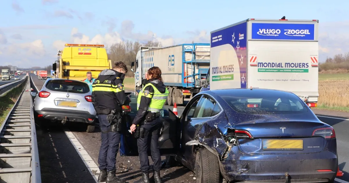 Auto's zwaar beschadigd bij aanrijding op A59 richting Hooipolder