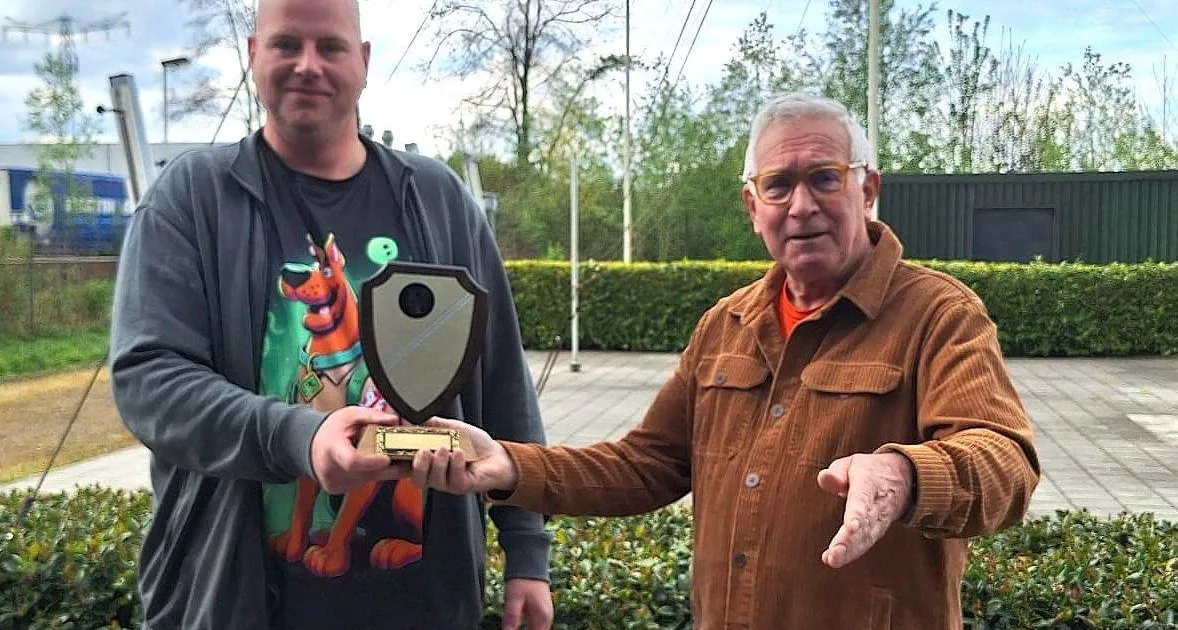 Nick de Vaan wint Jan van Hulten trofee bij start buitenschietseizoen