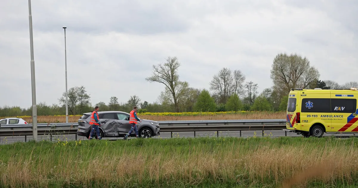 Eenzijdig ongeval op A59 bij Waalwijk: auto zwaar beschadigd