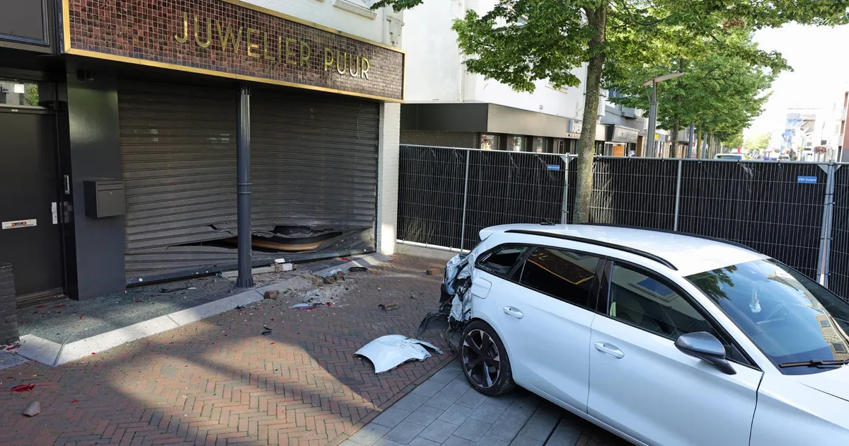 Ramkraak bij Juwelier Puur in Waalwijk: rolluik geramd met gestolen auto