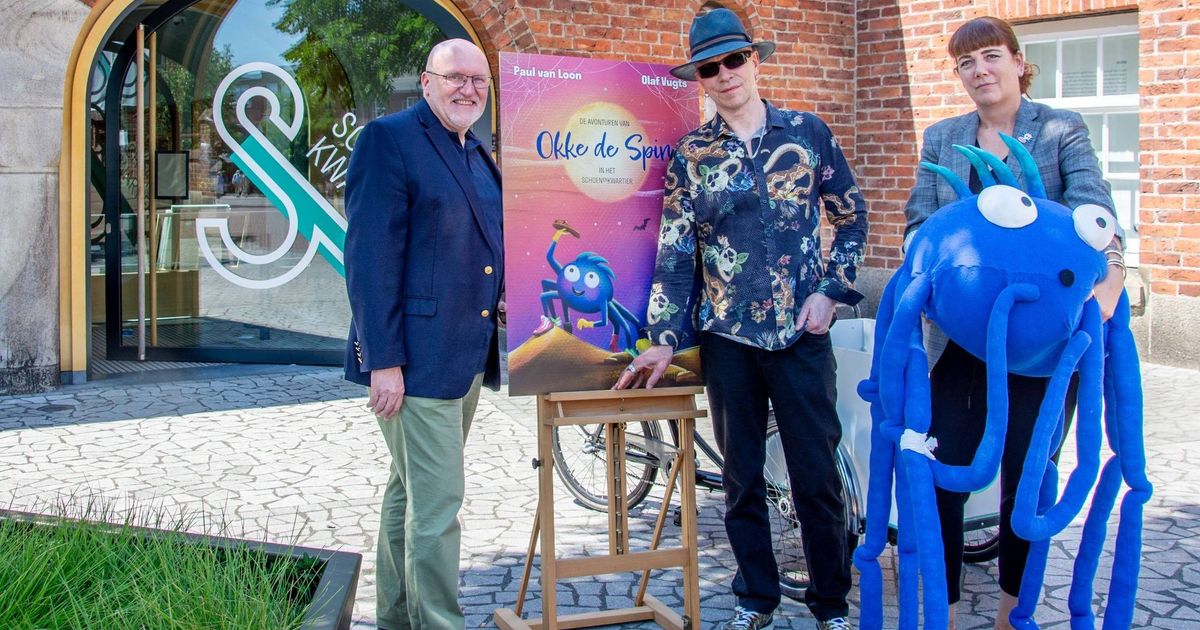 Paul van Loon presenteert Okke de Spin in Schoenenkwartier