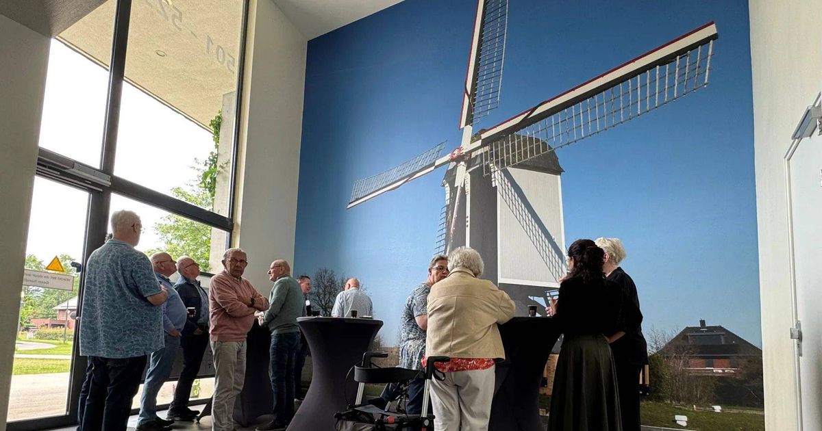 Fotowand van Sprangse molen feestelijk onthuld in wooncomplex Het Koetshuis