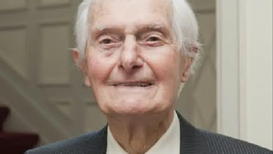 Veteraan Kenneth Mayhew brengt bevrijdingsvuur naar hoofdpodium