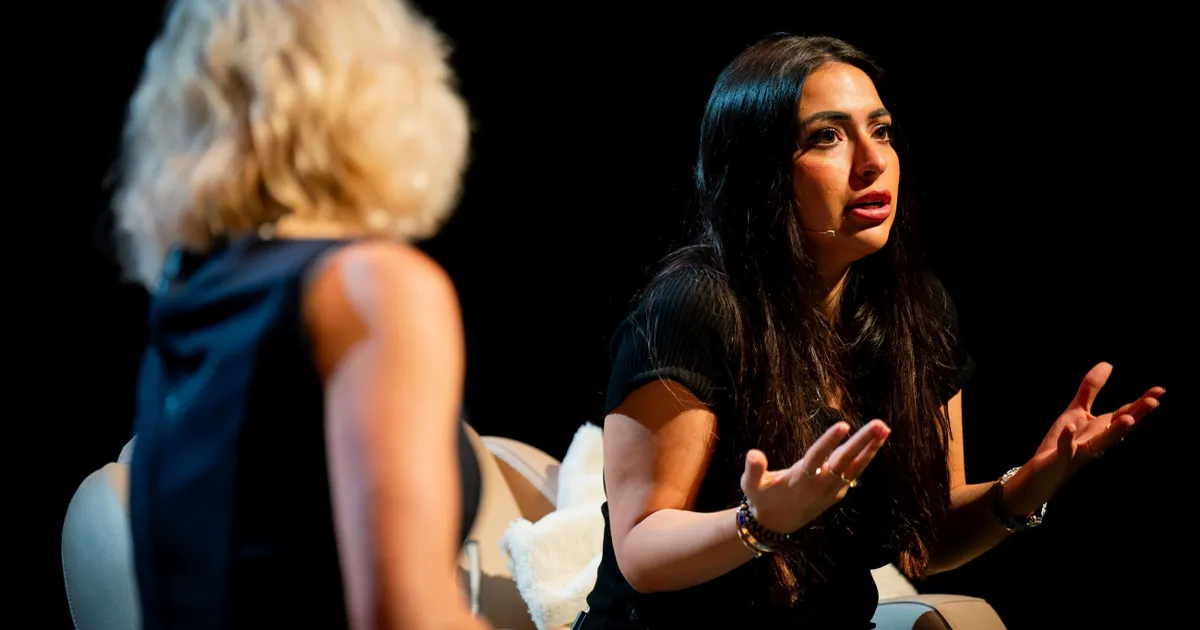 Lale Gül in theater Junushoff met Ik ben vrij