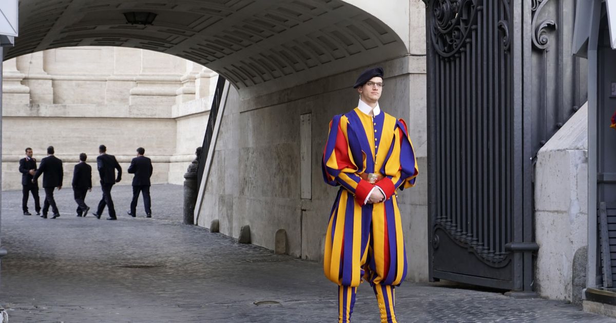 Indringer veroorzaakt paniek binnen het Vaticaan.