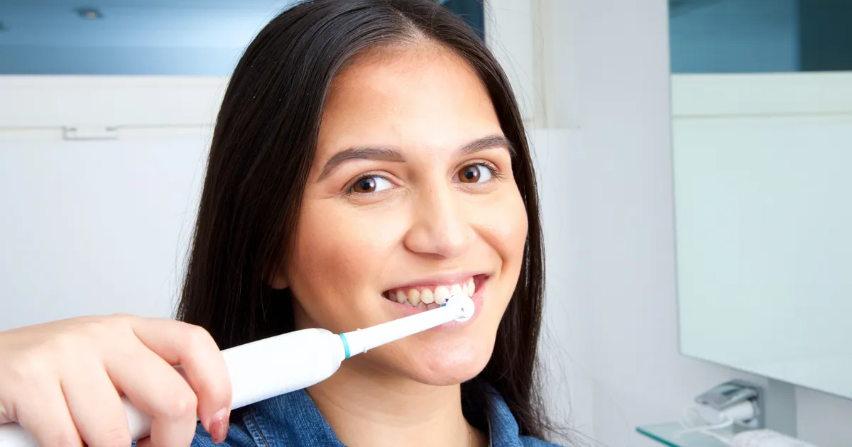 Natuurlijk twee keer per dag en níét naspoelen: zo poets je het beste je tanden