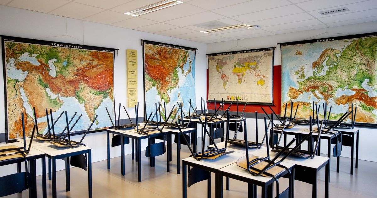 Havo/vwo-'kakkers' plakken Bussum vol met 'MAVO OUT'-stickers ...