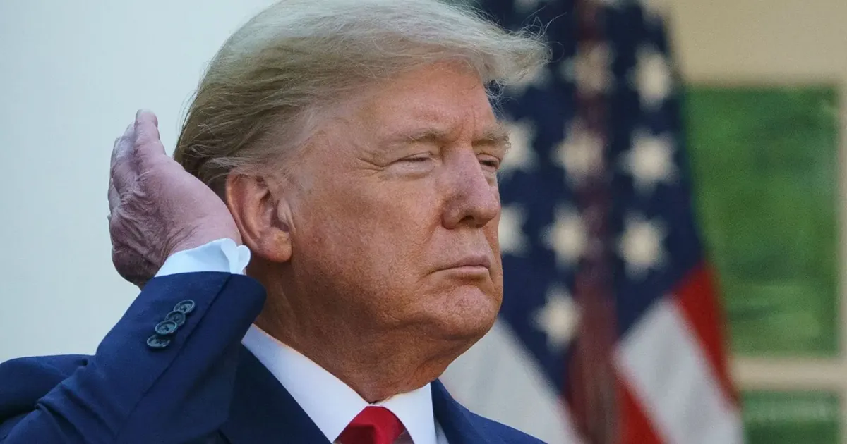 Trump onderbreekt toespraak: 'wordt mijn haar dun'?