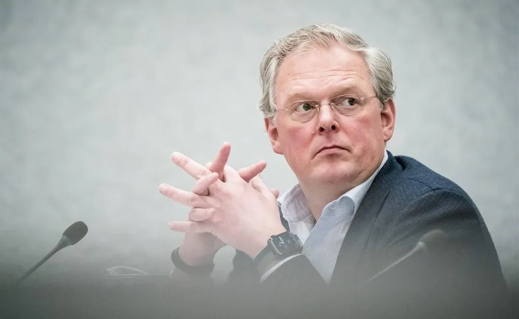 Idsinga (NSC) treedt af. Wat heeft hij te verbergen?