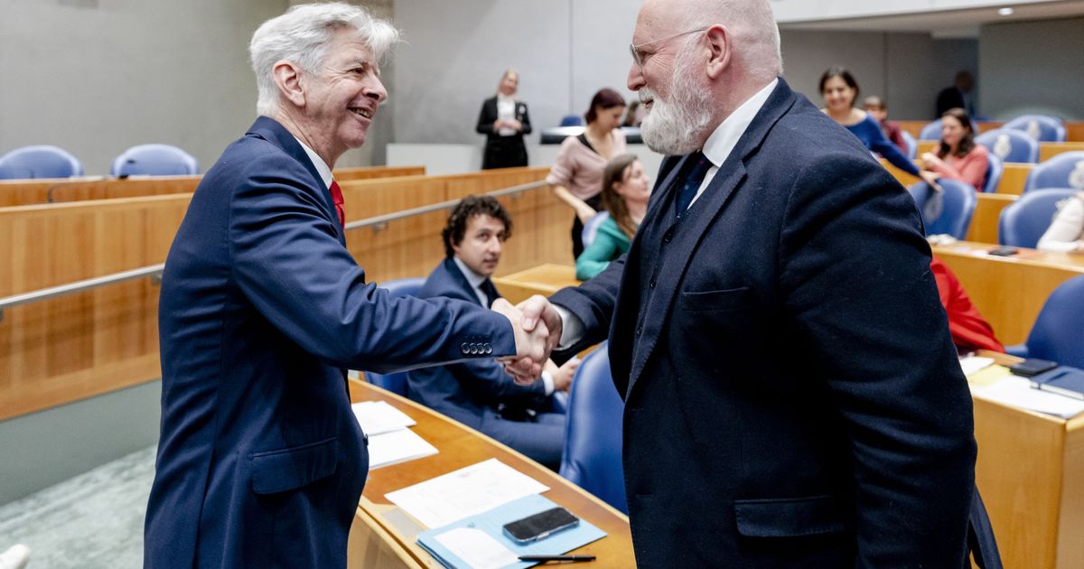 Video: Plasterk en Timmermans vliegen elkaar verbaal in de haren ...