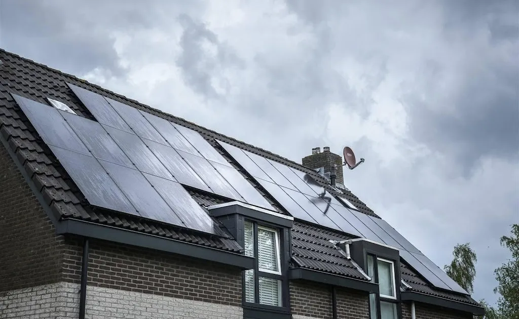 Juni slechtste maand voor zonnepanelen door overspanning op het ...