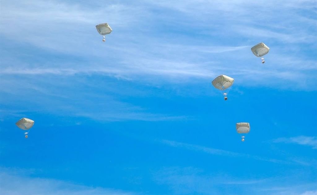 VS droppen voor het eerst via lucht hulpgoederen in Gaza