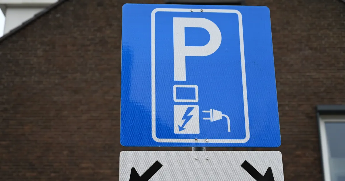 Mag je met een benzineauto parkeren bij een laadpaal?
