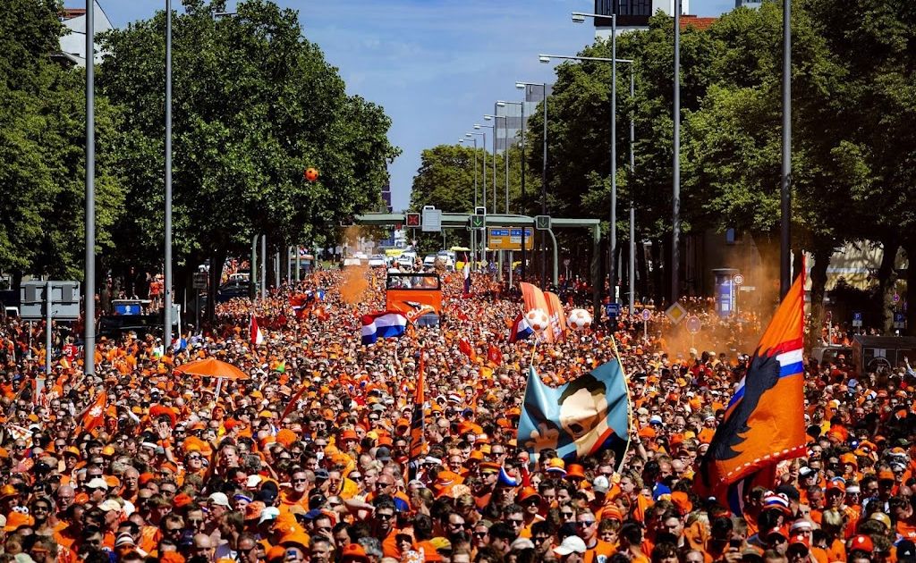 Speciale mars voor supporters van Oranje voor achtste finale EK