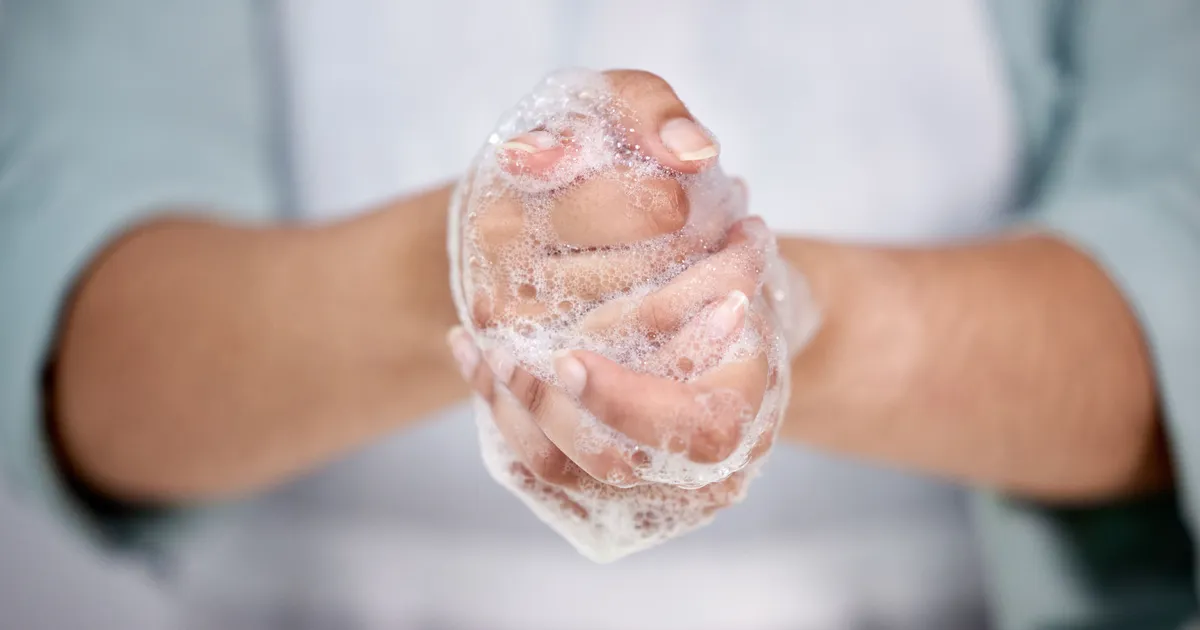 Waarom je je handen niet te vaak moet wassen