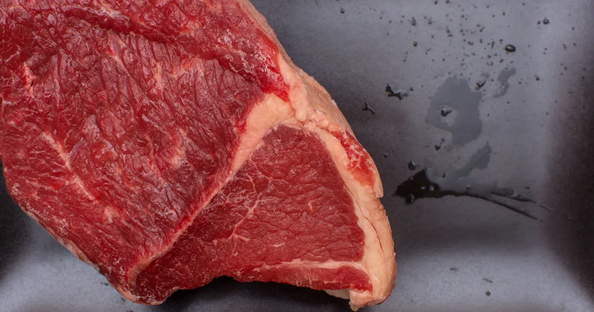 Carnivore man eet acht maanden alleen dierlijke producten en bezwijkt bijna
