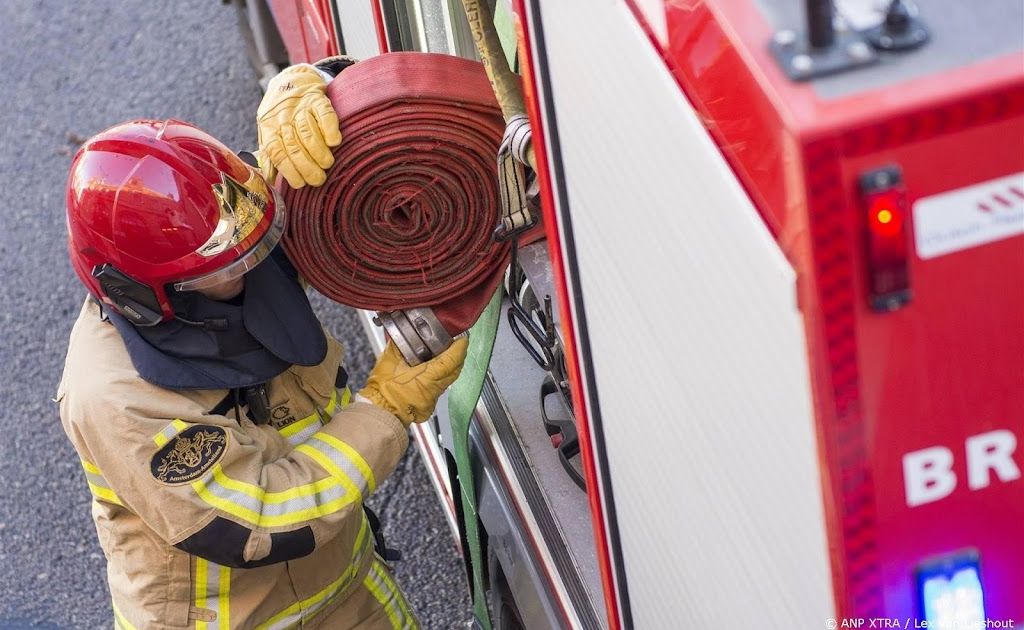 Grote brand in loods met auto's in Franeker