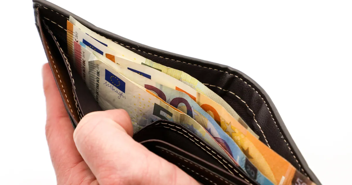 Contant geld verdwijnt steeds meer uit winkels, maar mag dat eigenlijk wel?