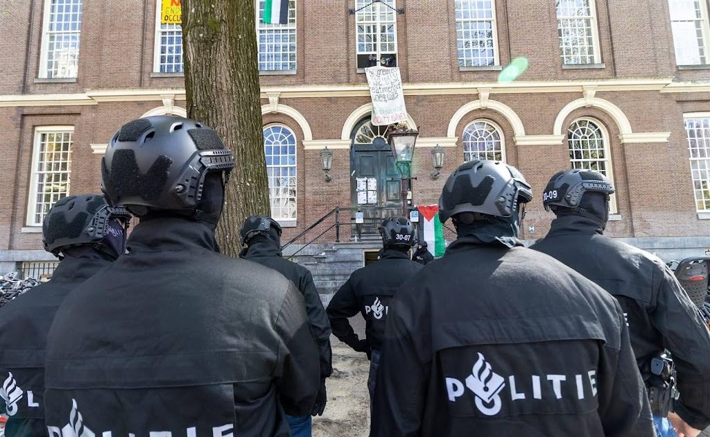Aanhoudingseenheid politie en ME gaan Maagdenhuis in
