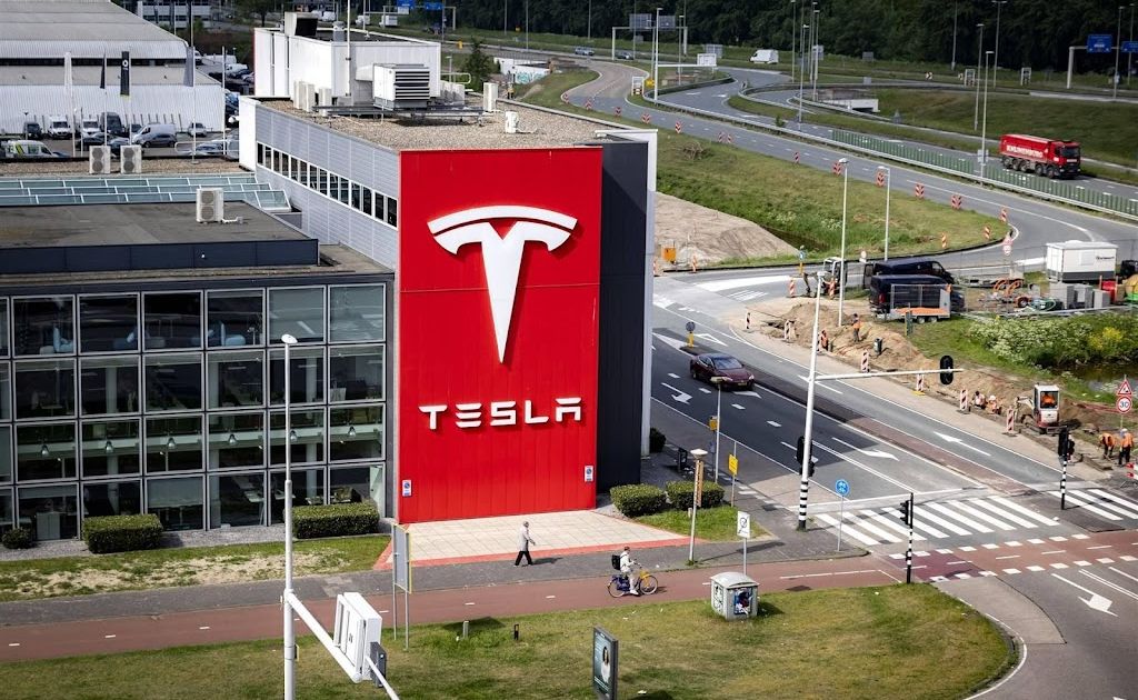 Autoverkoop stijgt voor het eerst dit jaar, Tesla nog in het slop