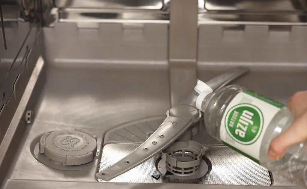 Waarom een scheutje witte azijn in de afwasmachine nuttig is