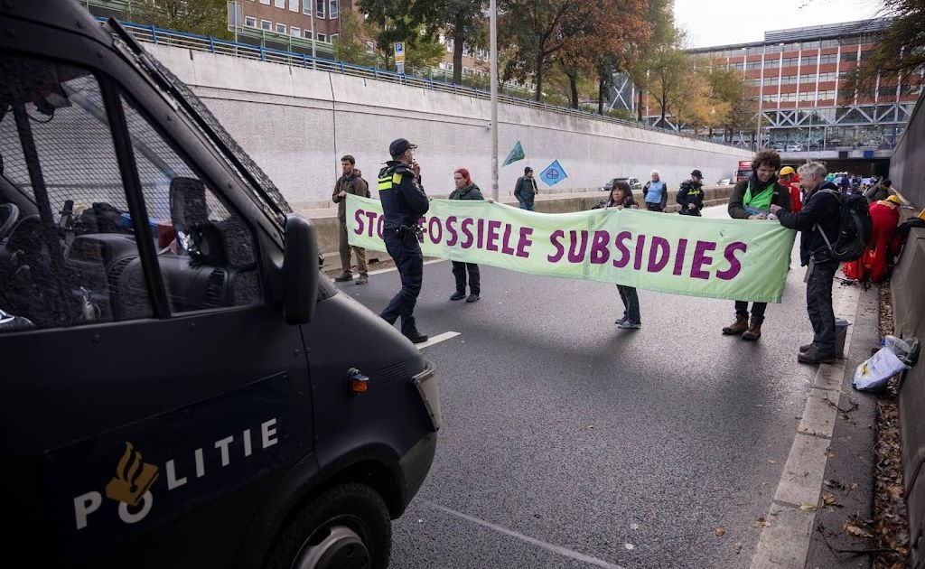 XR-demonstranten worden door politie van A12 gehaald