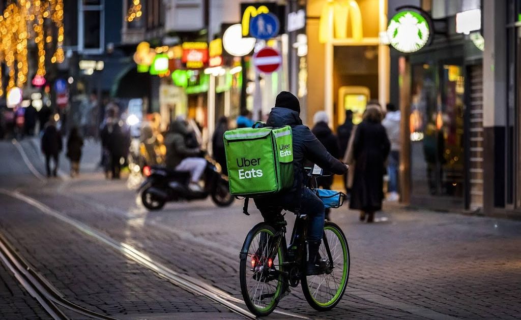 Arbeidsinspectie wil Uber Eats tijdelijk stilleggen in Amsterdam
