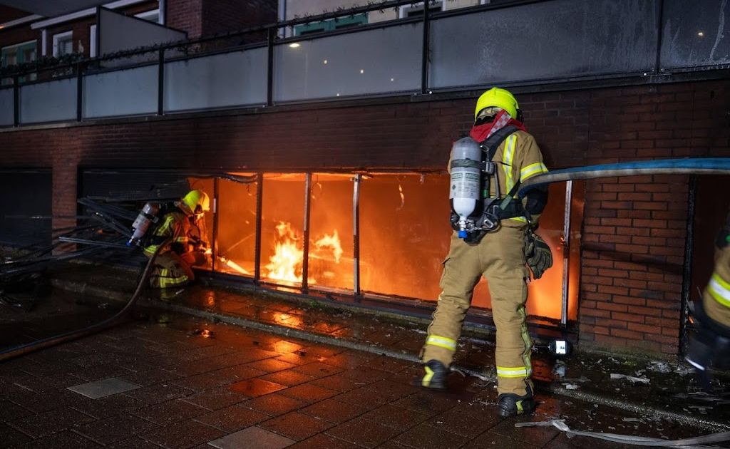 Tientallen bewoners uit woningen gehaald om brand Hellevoetsluis