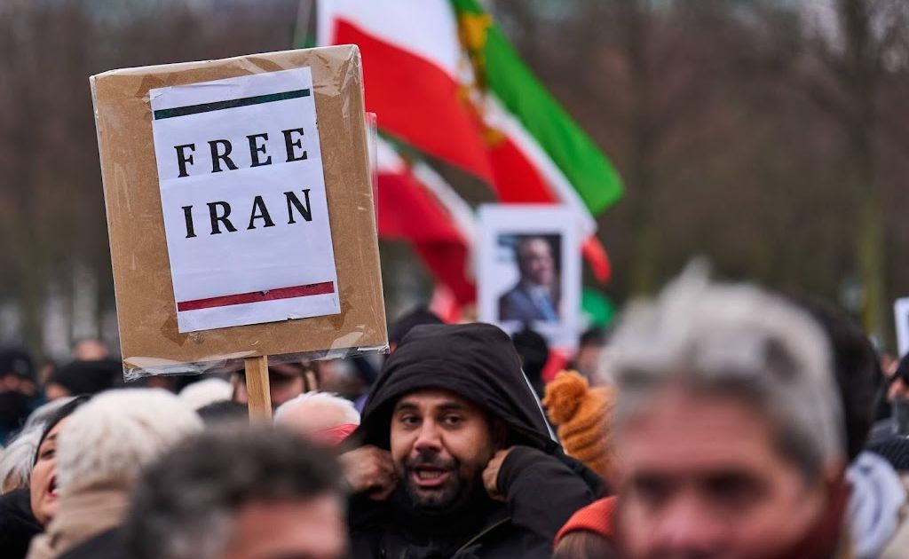 Tientallen mensen demonstreren tegen Iraans regime in Den Haag