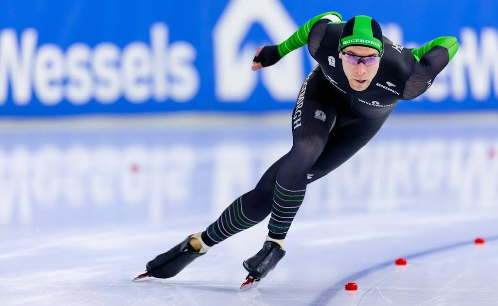 Schaatser Hollaar wint 1500 op NK allround, Bosker aan de leiding