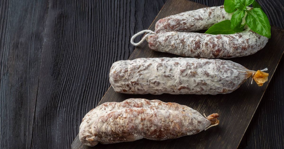 Wat is dat witte laagje op droge worst, toch geen schimmel zeker?