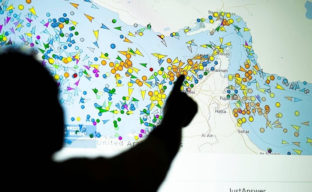 Eerste schepen gaan volgens evacuatieplan door Straat van Hormuz
