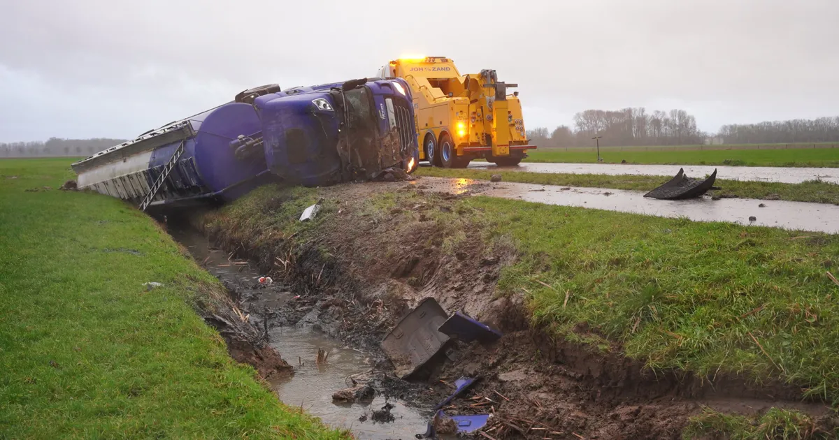 Tankwagen met dierenvoeding kantelt bij ongeval Altforst