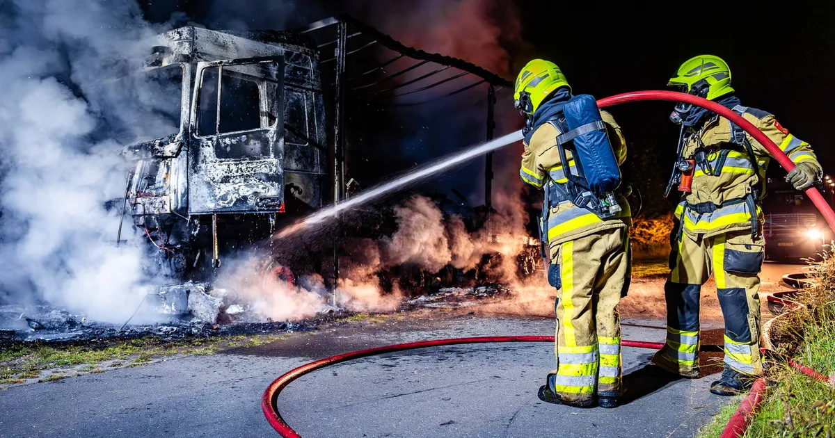 Mysterieuze Vrachtwagenbrand in Deest: Chauffeur Vermist en Gevaarlijke Stoffen Onderzocht