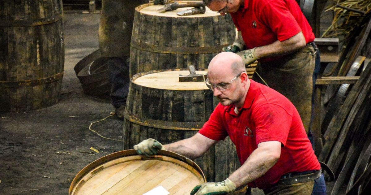 Groot whiskymerk staat een kuiperij af