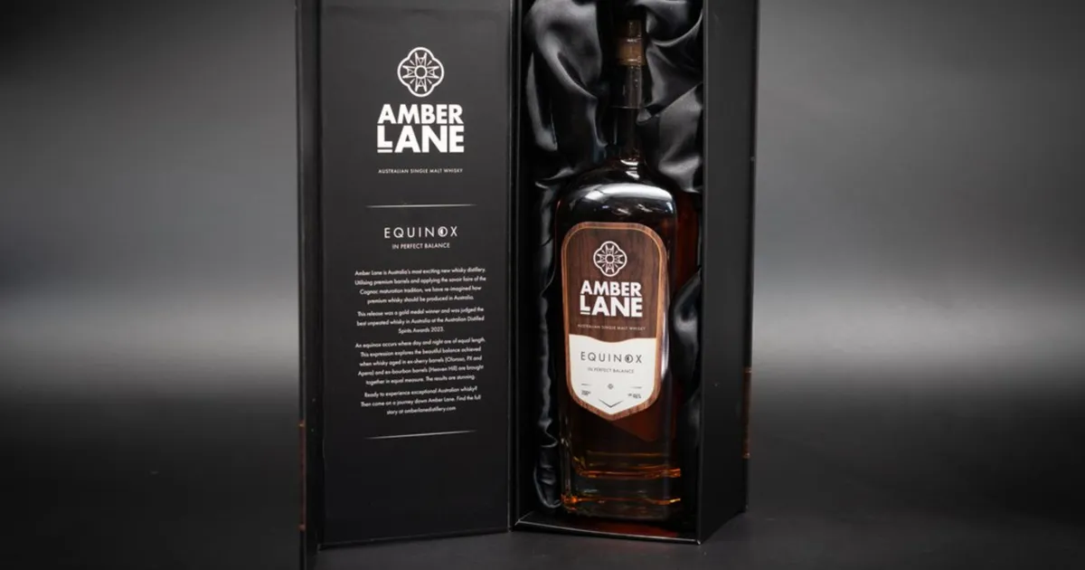 Waar ontleent de whisky Amber Lane Equinox haar naam aan?