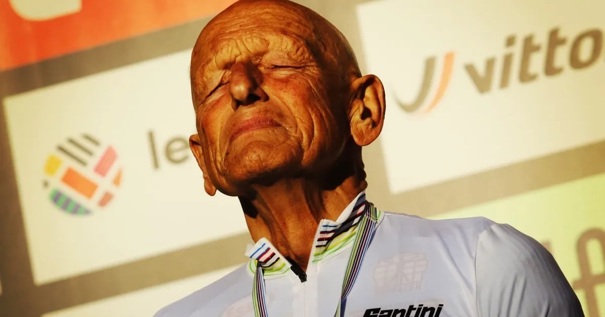 Roger (80) is wereldkampioen gravel: 'Op dat podium staan gaf een ...