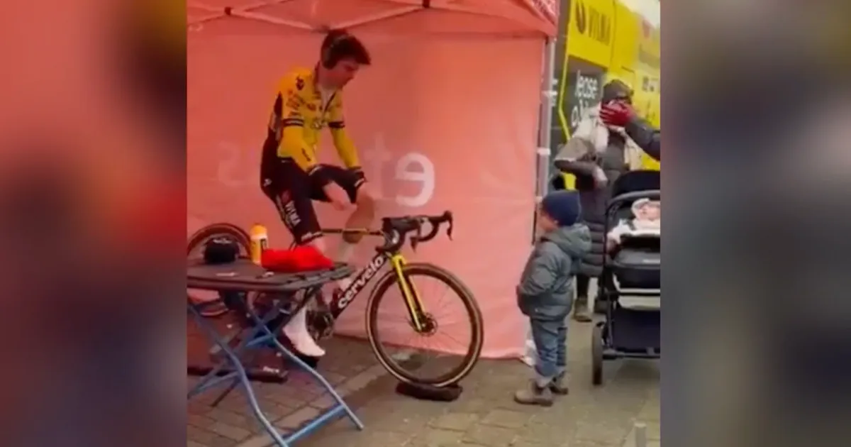 KIJK. Georges van Aert steelt de show bij wederoptreden van Wout in ... KIJK. Georges van Aert steelt de show bij wederoptreden van Wout in ...
