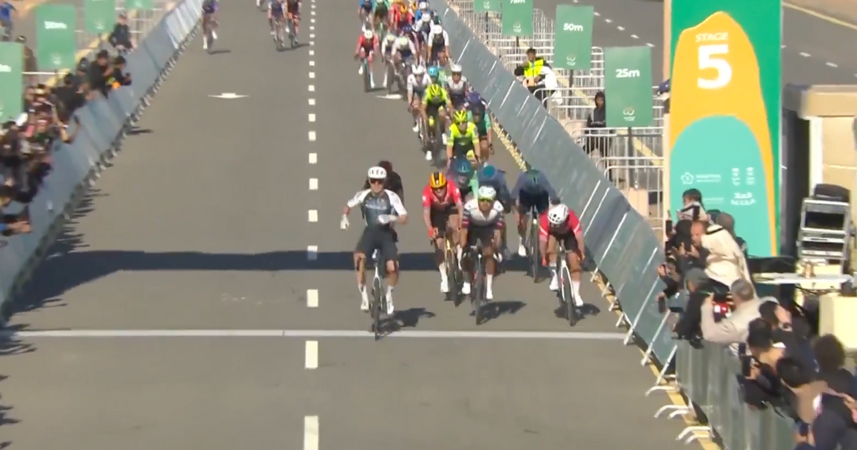 Tom Pidcock wint AlUla Tour, slotetappe is voor ploeggenoot Moschetti