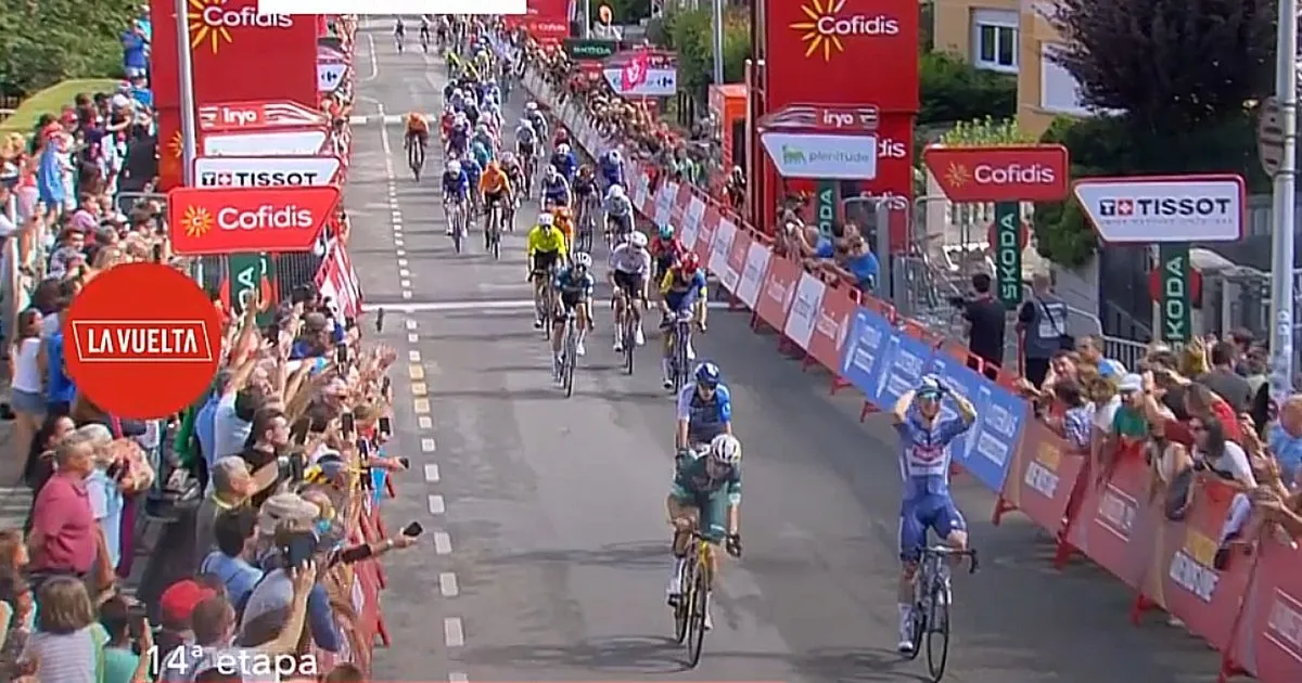 Verrassing in in etappe 14 Vuelta a Espana! Kaden Groves verslaat Wout van Aert na onverwachte ...