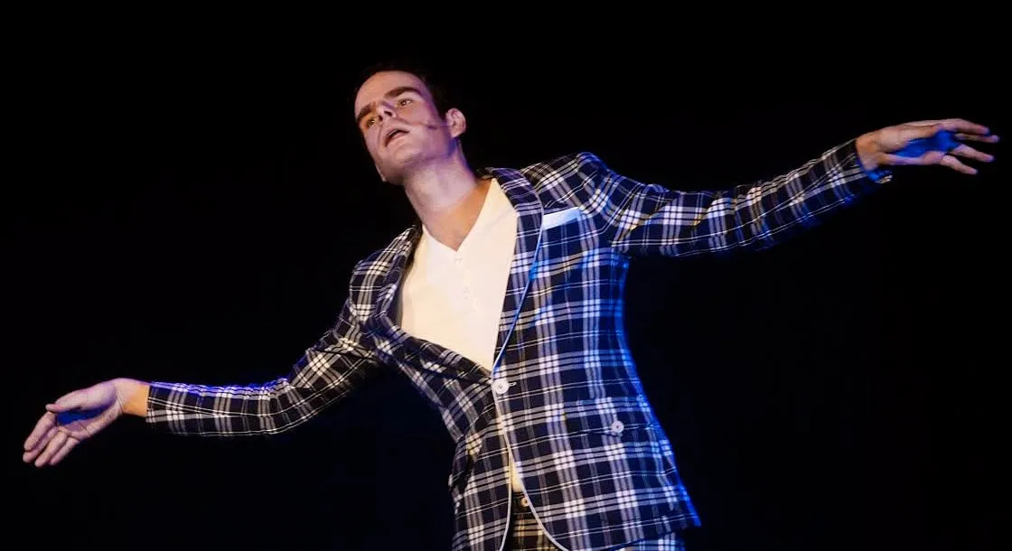 Cabaretier Henry van Loon in Theater ’t Mozaïek