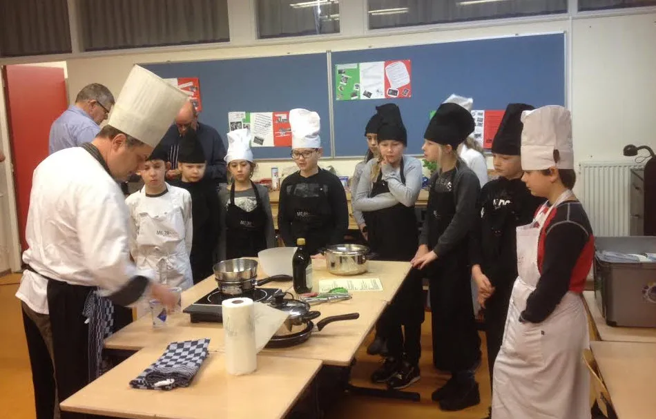 Leerlingen basisschool koken voor ouderen