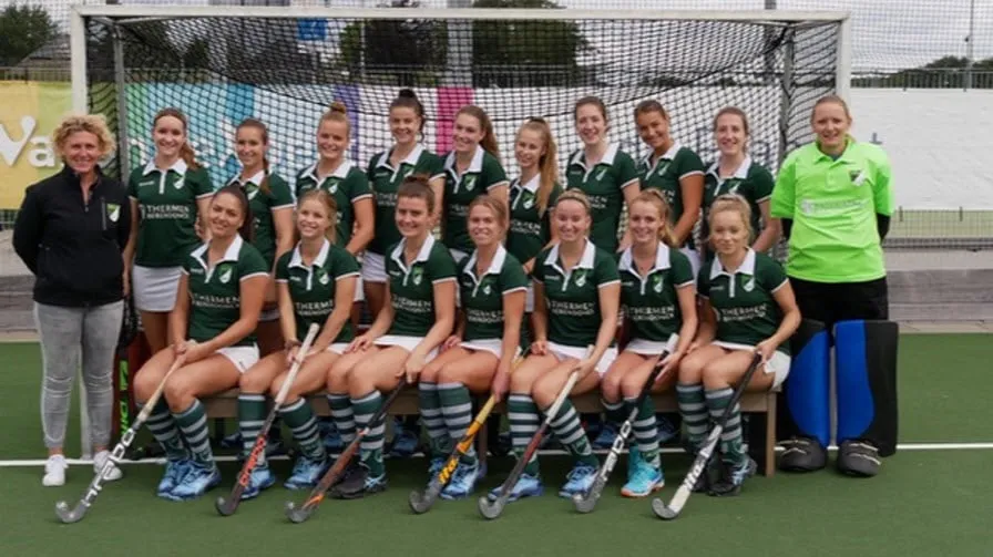 Hockeydames MHC Wijchen verliezen aansluiting door nederlaag tegen Almelo