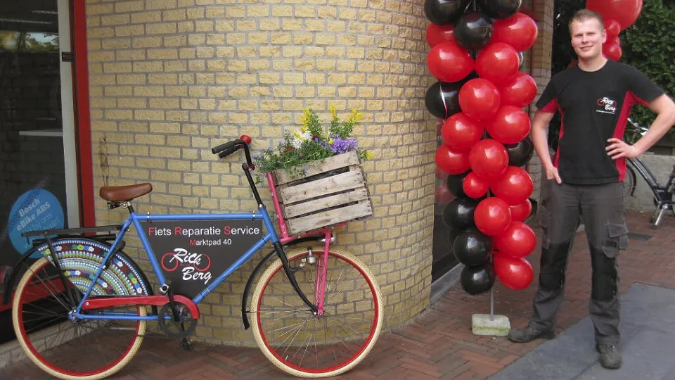 Rick van den Berg opende Fiets Reparatie Service aan het Marktpad in ...