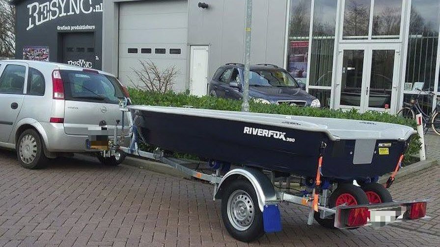 Visboot met trailer gestolen in Balgoij