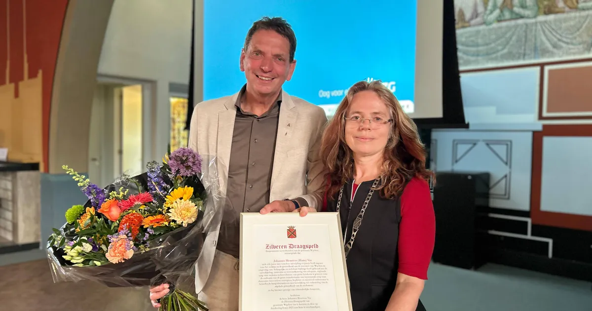 Hans Vos ontvangt Zilveren Draagspeld